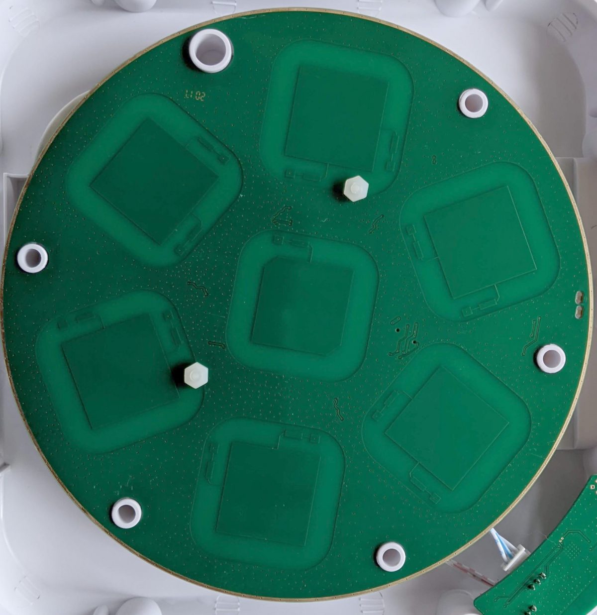 Bluetooth Direction Finding Antenna Arrays – BeaconZone Blog